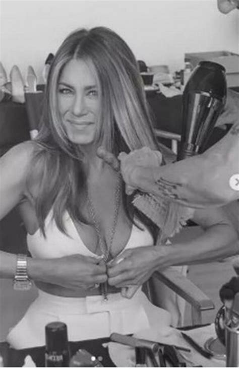 A Los 53 Jennifer Aniston Se Sacó Selfies Al Natural Con Una Bikini