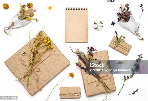 선물 상자는 공예 용지를 포장 장식 천연 건조 꽃 빈 나선형 노트북 평면 누워 제로 폐기물 휴일 포장선물 여성의 날 어머니의 날 또는 부활절 인사 개념 공예에 대한 스톡