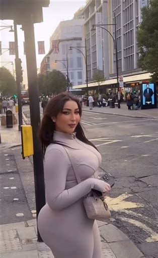 دنيا بطمة تصدم جمهورها في لندن إطلالة مثيرة ومظهر غريب الأموال