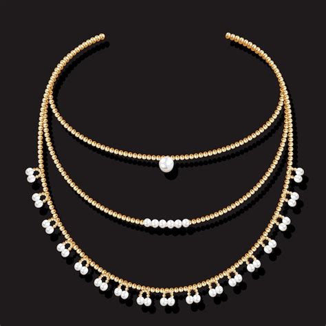 Hermosa Cadena De Oro Con Perlas Blancas Vector Premium