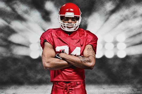 American Football 앞에서 투광등 미식축구 선수에 대한 스톡 사진 및 기타 이미지 미식축구 선수 컷아웃 서