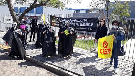 Dia Do Professor é Marcado Por Protestos Contra O Retorno Variedades