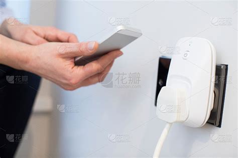 女人 移动应用程序 手机 智慧 网线插头 打开或关掉 电插头 水平画幅 能源 增强现实