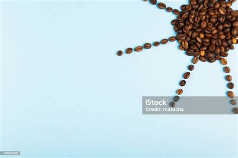 푸른 배경에 커피 콩으로 만든 태양 커피와 함께 아침 시작 하는 컨셉 평면도 복사 공간 음식 배경 갈색에 대한 스톡 사진 및 기타 이미지 Istock