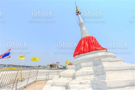 논 타 부리 태국에서 Kohkred에 아침에 일찍 빨간 실크 화이트 오 층 탑 0명에 대한 스톡 사진 및 기타 이미지 0명
