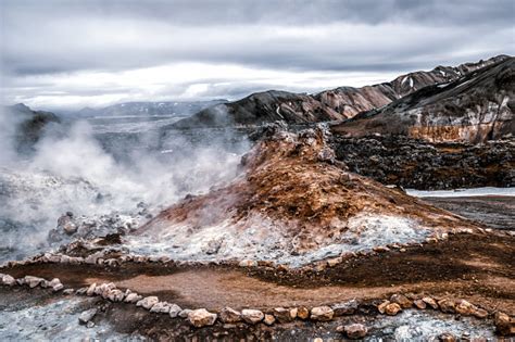 랜드 만날 라우가 르의 풍경 아이슬란드의 하이랜드 북유럽 유럽의 초현실적 인 자연 경관 여름 트레킹 모험과 야외 산책으로 유명한 아름 다운 다채로운 눈 산 지형 0명에 대한