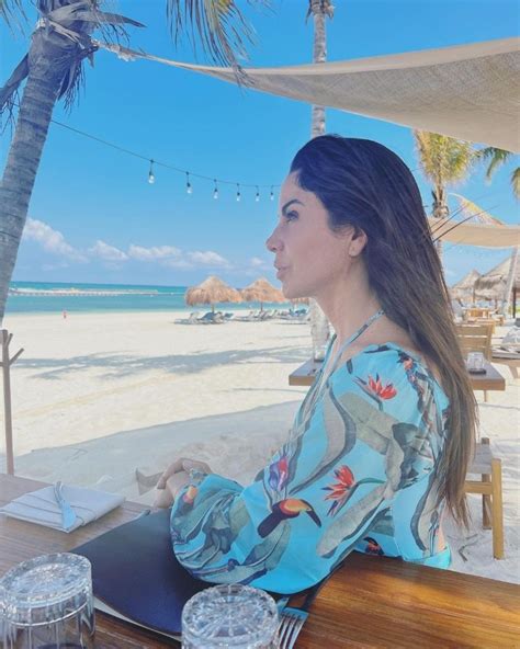 En elegante traje de baño Paola Rojas se baña en el mar de la Riviera Maya