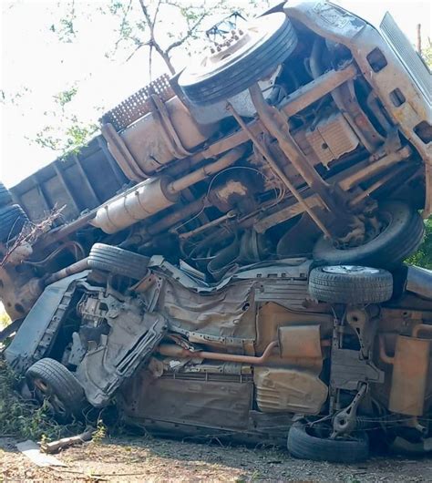 Fuerte choque entre un camión y un camioneta deja 2 lesionados en el