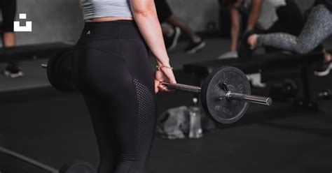 체육관에서 바벨을 들어 올리는 여자 사진 Unsplash의 무료 적합성 이미지