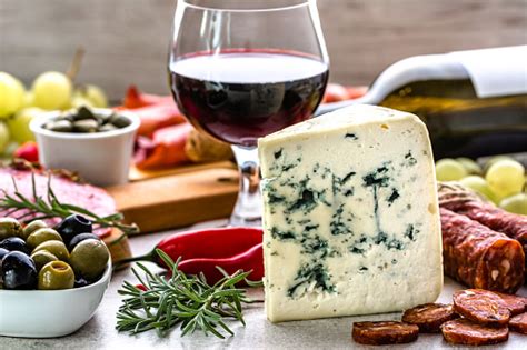 블루 치즈와 와인 간식 세트 이탈리아 전채 또는 스페인 타파스 바 레스토랑에서 테이블에 식품의 선택 0명에 대한 스톡 사진 및