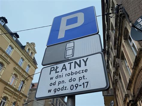 Czy naklejki na znakach są legalne Chodzi o płatne parkowanie w