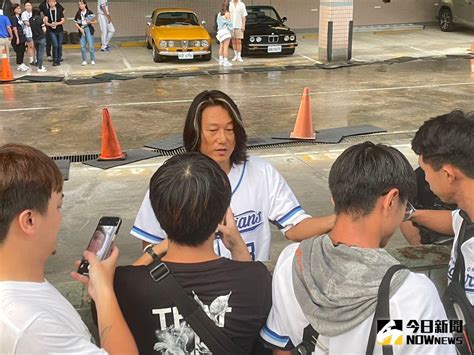 中職／「韓哥」姜成鎬展現親民作風！跟球迷玩自拍來者不拒 運動 Nownews今日新聞