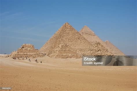 기자 피라미드 단지 또한 기자의 대 피라미드 카프레의 피라미드 그리고 멘카우레와 여왕의 피라미드를 포함하여 이집트의 기자 고원에
