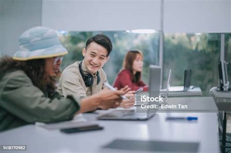 교실에서 말레이 동급생과 이야기하는 아시아 중국 남성 성인 학생 교실에 대한 스톡 사진 및 기타 이미지 교실 테크놀로지