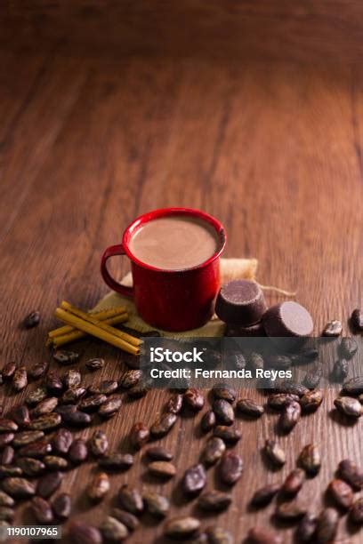 레드 컵 과 뜨거운 초콜릿 나무에 코코아 콩 순수한 초콜릿과 계피의 조각으로 둘러싸여 퓨터 컵 상단보기 0명에 대한 스톡 사진 및 기타 이미지 Istock