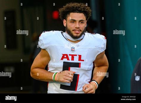 Atlanta Falcons Wide Receiver Drake London 5 Runs Onto The Field