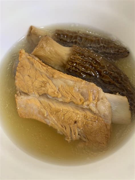 【羊肚菌排骨汤的做法步骤图，怎么做好吃】啊哈小虫子下厨房