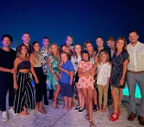 Raúl Araiza Recibe Al 2021 De La Mano De Su Novia Y Sus Dos Hijas