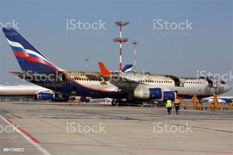 Ilyushin Il96300 합체 국제 공항에 서 있는 동안 불이 났다 비행기 충돌사고에 대한 스톡 사진 및 기타 이미지