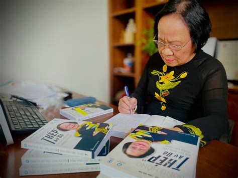 Phạm Thị Việt Nga Bông Hồng Thép Tây Đô Trái Tim Nhào Nặn Những Con