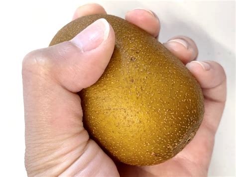 【料理の裏ワザ】あの硬い「キウイの皮」を超極薄につるんと剥く方法！「え、まずはお湯を沸かす⁉」 『あたらしい日日』 こんな時代のニュー