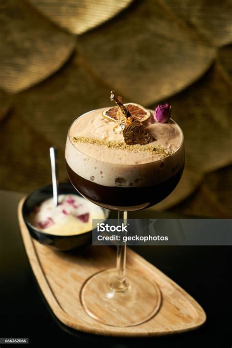 라임 함께 신선한 알콜 칵테일의 클로즈업 민트 장식 및 얼음 검은 테이블 및 질감된 배경 0명에 대한 스톡 사진 및 기타 이미지 0명 검은색 고명 Istock