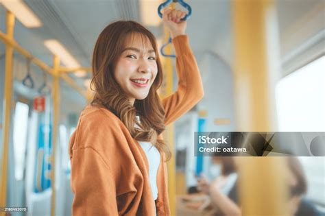 행복한 젊은 아시아 여성 승객 카메라를 보며 지하철 기차역 라이프 스타일 교통 수단을 타고 관광에 대한 스톡 사진 및 기타 이미지 Istock