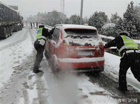 潼關：雪天路滑不用怕，潼洛交警推車暖民心（組圖） 每日頭條