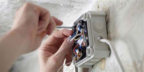 Cara Aman Dan Benar Memasang Kabel Listrik Ke Steker