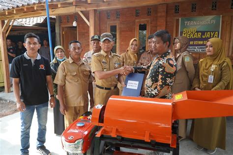 Kelompok Ternak Milenial Playen Diberi Bantuan Alat Pengolahan Pupuk