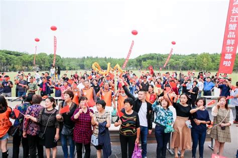 看看宝山蟹王蟹后究竟有多大2019年上海宝山湖长江蟹品鲜节开幕啦
