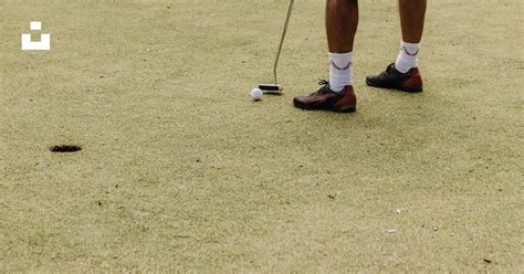 빨간색 흰색 파란색 셔츠를 입은 남자가 골프를 치고 있다 사진 Unsplash의 무료 사람 이미지