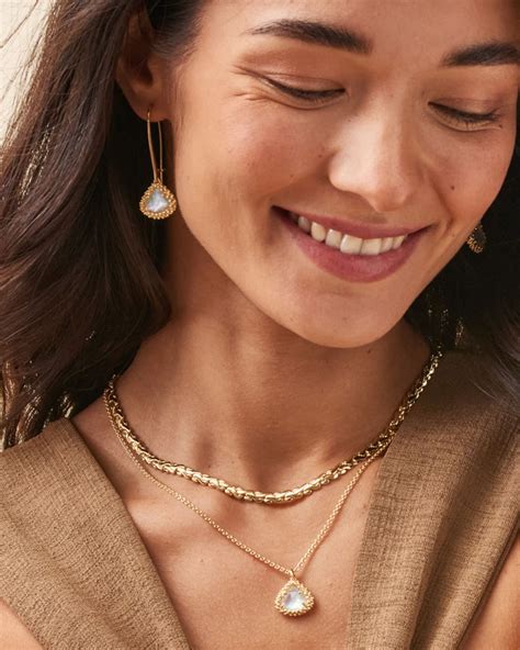 Framed Kendall Gold Short Pendant Necklace In Ivory Mother Of Pearl Kendra Scott