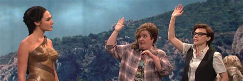 Snl Sketch Has Kate Mckinnon Kissing Gal Gadot