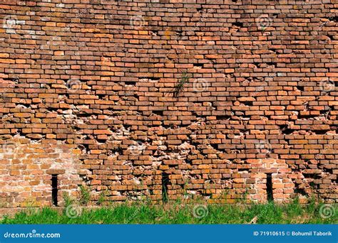 Старая кирпичная стена красно апельсина и лужайка 4 Стоковое
