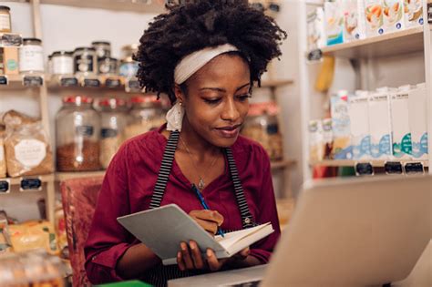 그녀의 재개 된 슈퍼마켓에서 사업을 계획하는 젊은 아프리카 계 미국인 소유자의 초상화 20 24세에 대한 스톡 사진 및 기타 이미지 20 24세 계획 긍정적인 감정