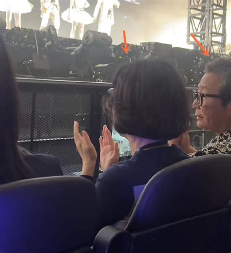 何超琼携密友俞琤看演唱会！稳坐第一排耳语不断，在一起已达13年
