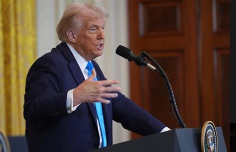 ТРАМП НАЈАВИ ВОВЕДУВАЊЕ ЦАРИНИ ЗА УВОЗ НА АВТОМОБИЛИ ВО АПРИЛ Гласот
