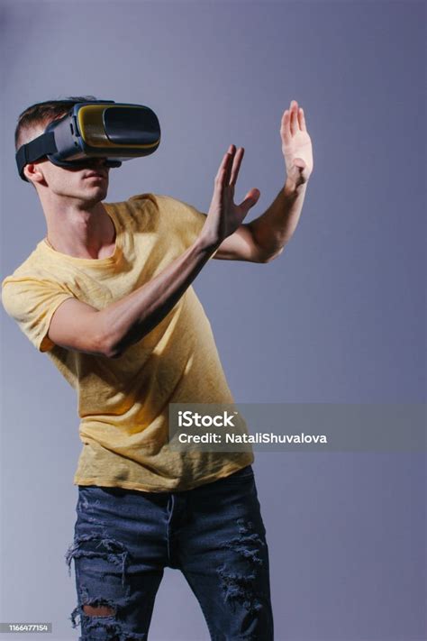 기술 게임 엔터테인먼트 및 사람들 개념 가상 현실 헤드셋 또는 3d 안경을 가진 젊은 남자 스튜디오 샷 회색 배경 360도
