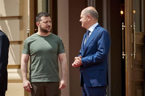 Зеленский раскритиковал Шольца за неготовность отправить Украине танки