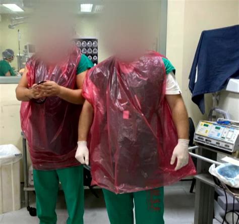 Médicos usam saco plástico no lugar de equipamento de proteção no