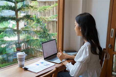 블루투스 헤드폰 음악 음악 및 데이터 입력 비즈니스 문서를 읽으며 투자에 대해 생각하고 카페에서 일하기위한 새로운 시작 프로젝트의 계획을 세우는 젊은 아시아 사업가 20