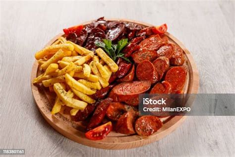 나무 테이블에 맛있는 다양한 슬라이스 소시지와 감자 튀김 제공 0명에 대한 스톡 사진 및 기타 이미지 0명 가공육 감자 요리 Istock