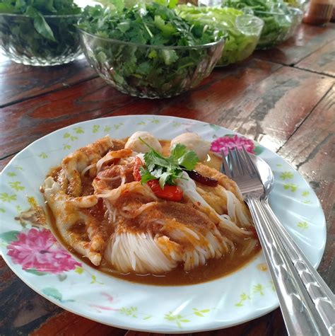 ขนมจีนเจ๊พร เจ้าเก่าตลาดลานโพธิ์ นาเกลือ
