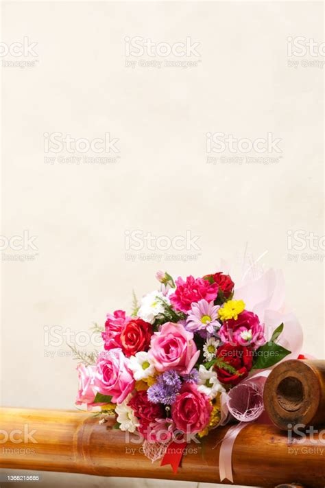 나무 테이블에 꽃다발 배경의 흰색 벽 복사 공간 0명에 대한 스톡 사진 및 기타 이미지 0명 고풍스런 기념일 Istock