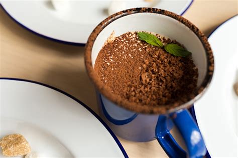 흰 접시와 마쉬 멜 로우 테이블에 디저트의 다양 한 체리 초콜릿 0명에 대한 스톡 사진 및 기타 이미지 0명 과일 러시아 Istock