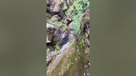 这是位于盘州大山深处的一个天坑竖井，其深度超过两百米，根据当地村民所说，几十年前有一批人下去找硝土就再也没有上来过，就这样神秘消失了，没有人