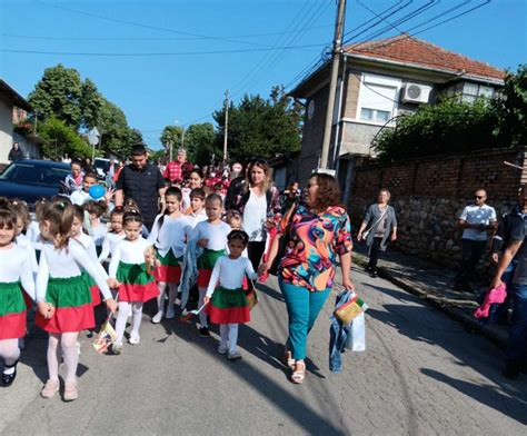 90 годишни учители бяха почетени на тържествата за 24 май в село Самоводене