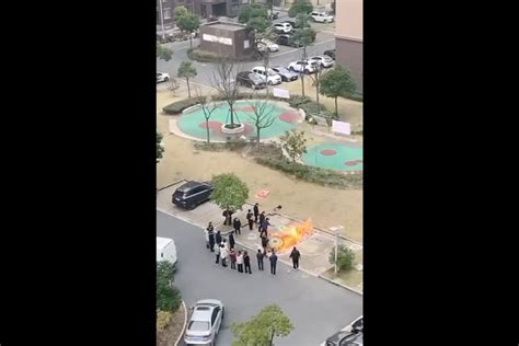 В Китае сжигают ковидные трупы прямо во дворах многоэтажных домов