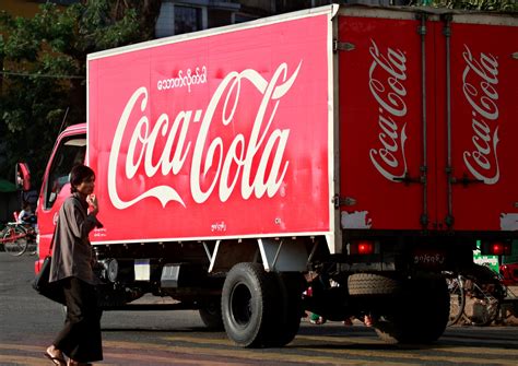 Ponerse Nervioso Hermanos Comiendo Coca Cola En La Lactancia Materna Barrer Siga Adelante